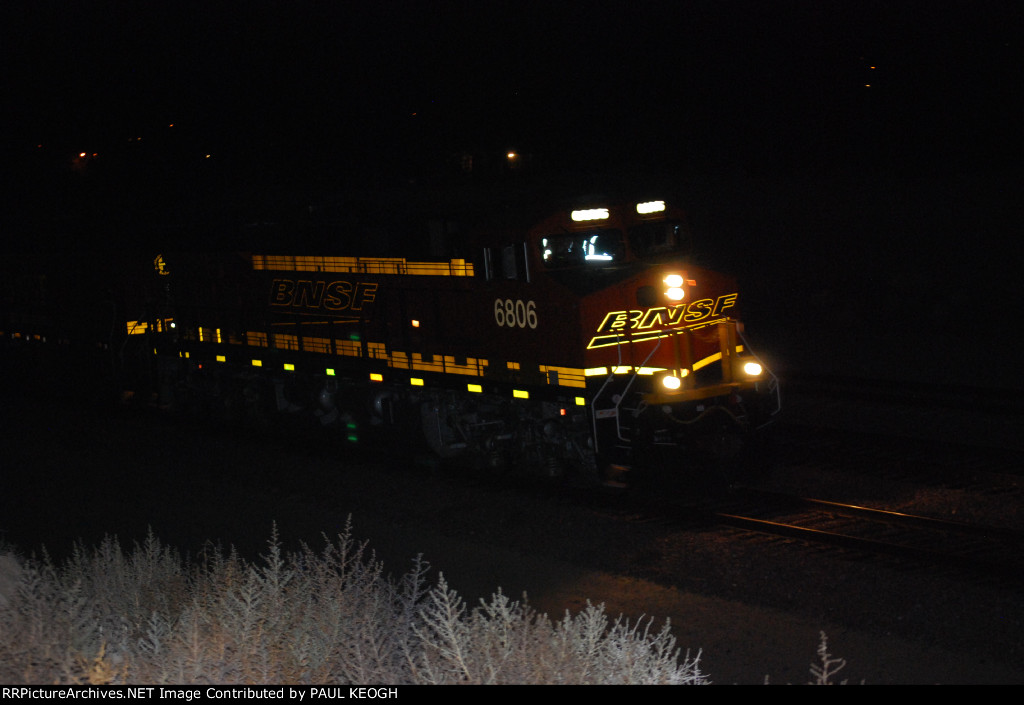 BNSF 6806 Leads a Z Train eastward into the BNSF Barstow yard at 21:20 pm/PDT 5 hours behind her ...